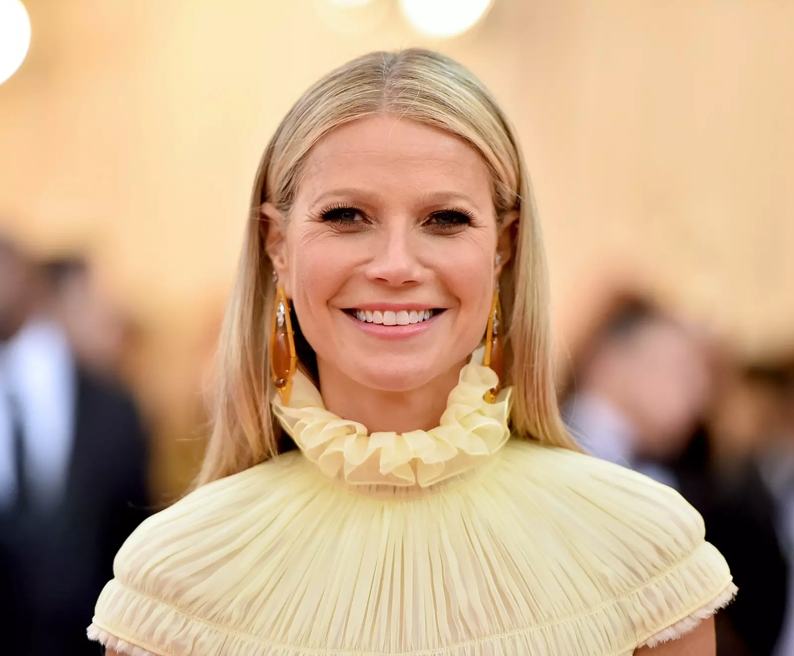 UGwyneth Paltrow ubhiyozela usuku lokuzalwa lwe-16 yentombi yakhe u-Apple ngeefoto kunye nomyalezo ochukumisayo