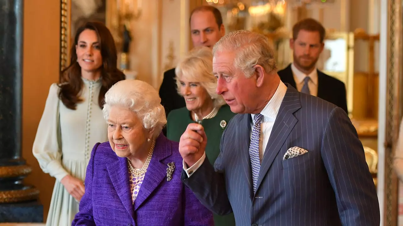 Mitä tapahtuisi, jos Elizabeth II sairastuisi eikä voisi hallita: mahdollisesta Beatrice of Yorkin roolista tuntemattomaan Harrystä ja Andrewsta