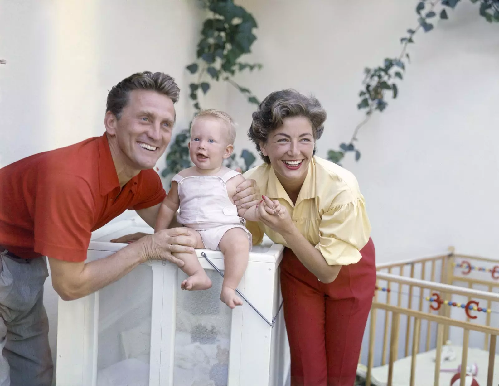 Kirk Douglas kaj Anne Buydens kun ilia filo Eriko.