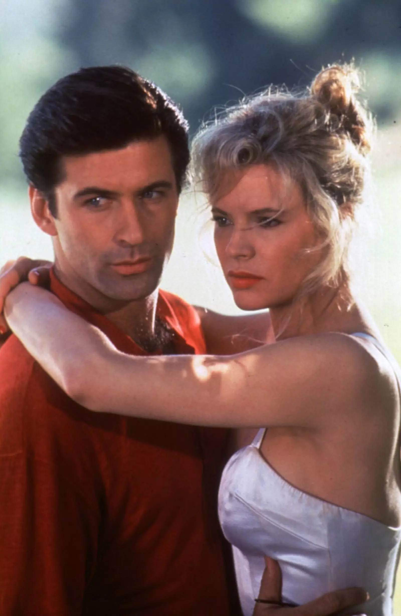 Alec Baldwin in Kim Basinger v filmu 'She Always Says Yes'.