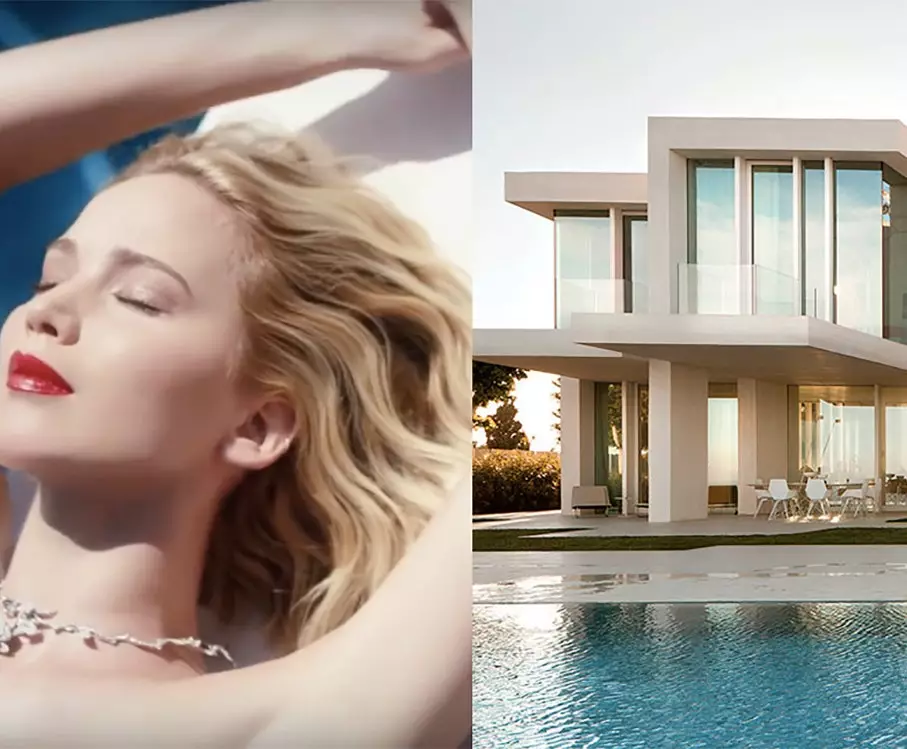 Jennifer Lawrence di iklan Dior di sebelah kanan Casa de la Sardinera di Jvea.