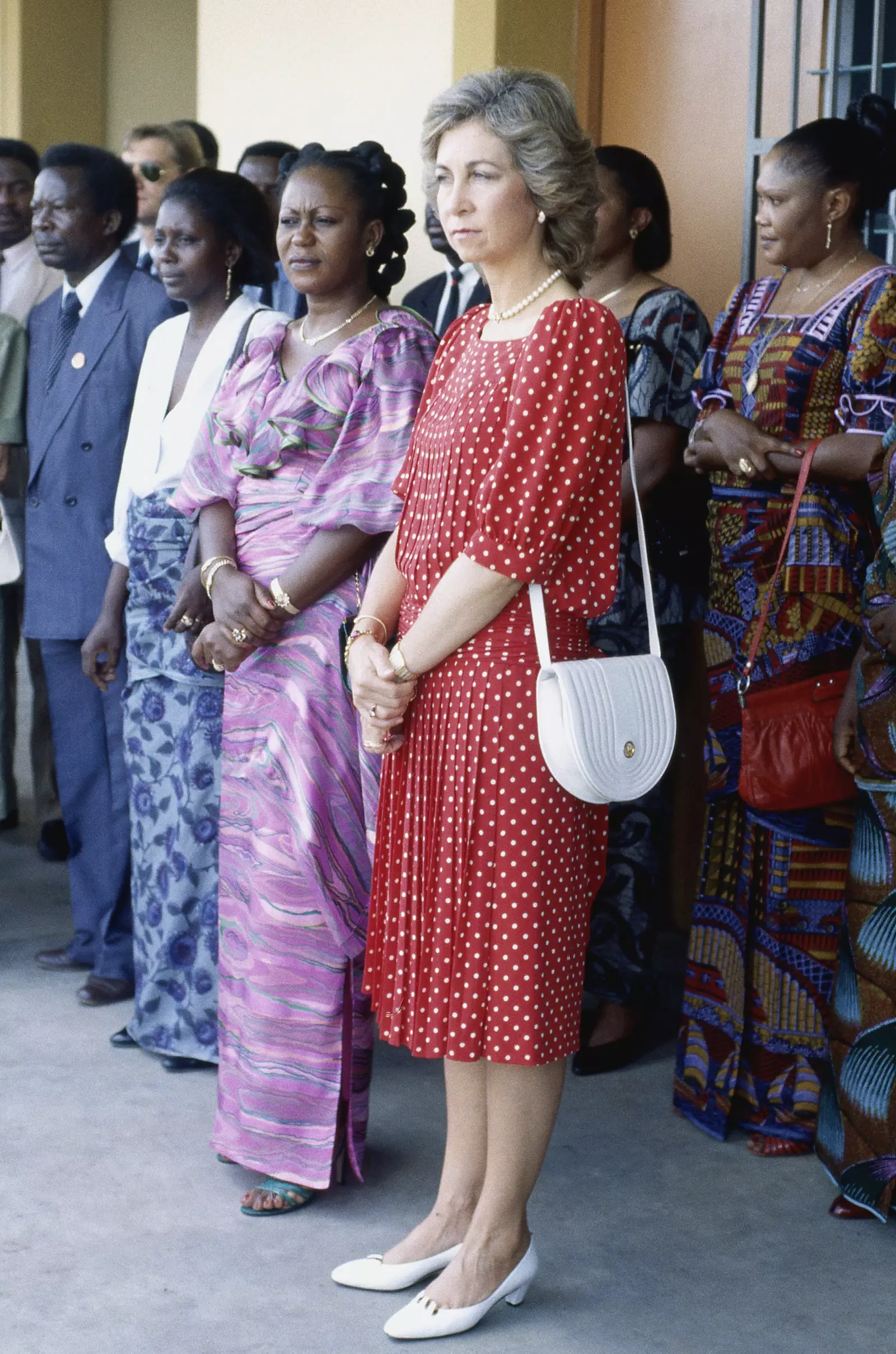 Doña Sofía i Congo under sit officielle besøg i 1983 iført en prikket kjole fra Valentino.