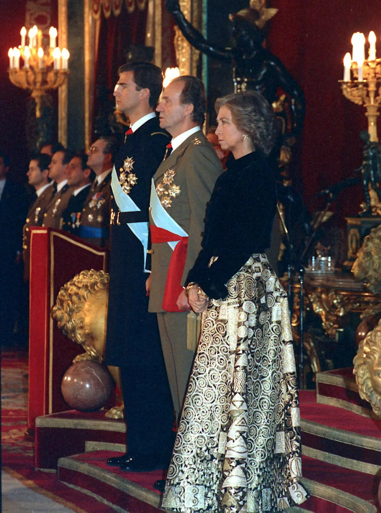 König Juan Carlos, Prinz Felipe und Königin Sofía während des Militärosterfestes 1993 im Königspalast.