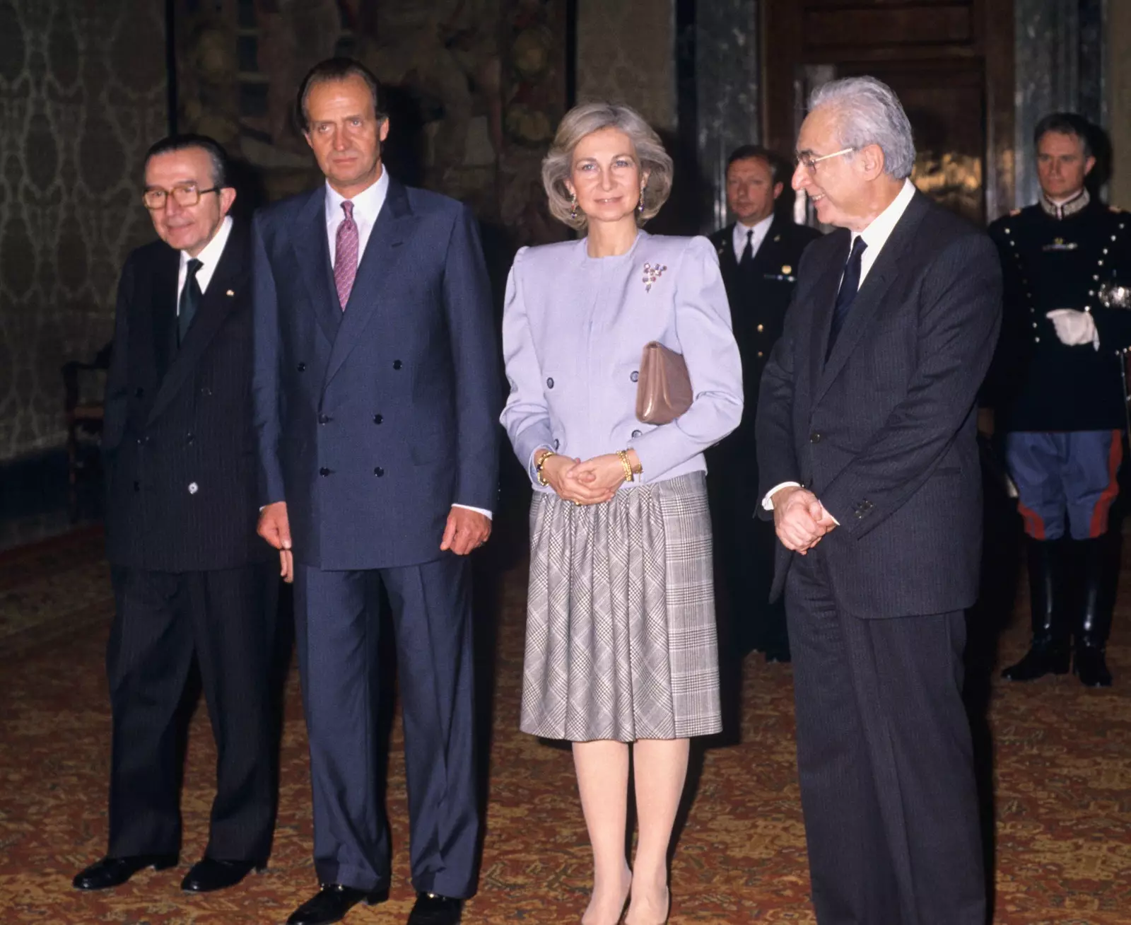 Juan Carlos I und Sofia von Griechenland mit einem Haute-Couture-Outfit von Valentino in Italien im Jahr 1981 zusammen mit Francesco Cossiga und...