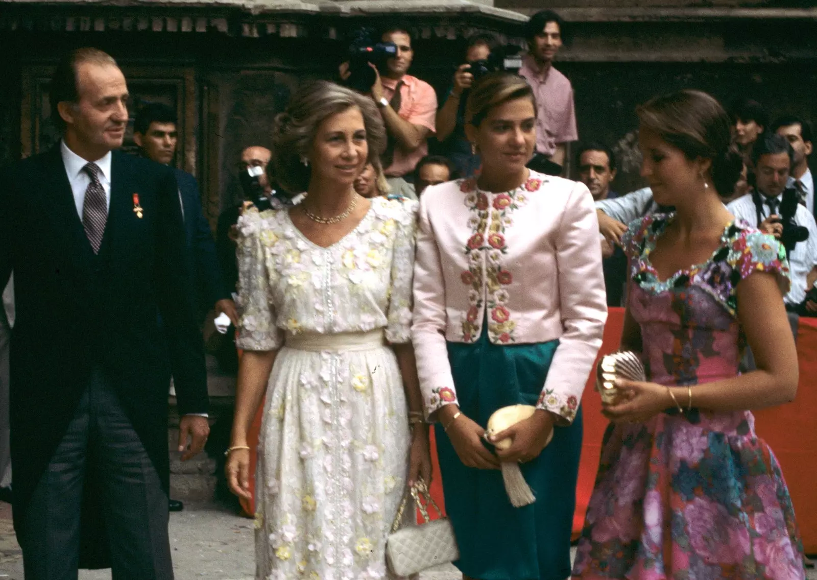 Regele Juan Carlos și Doña Sofia, însoțiți de fiicele lor, fantezicele Cristina și Elena, participă la Catedrala din Palma...