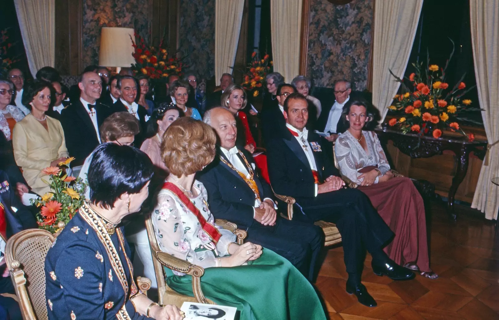 1977 年，胡安·卡洛斯和索菲亞在 Gymnich 城堡受到德國總統沃爾特·謝爾的接見