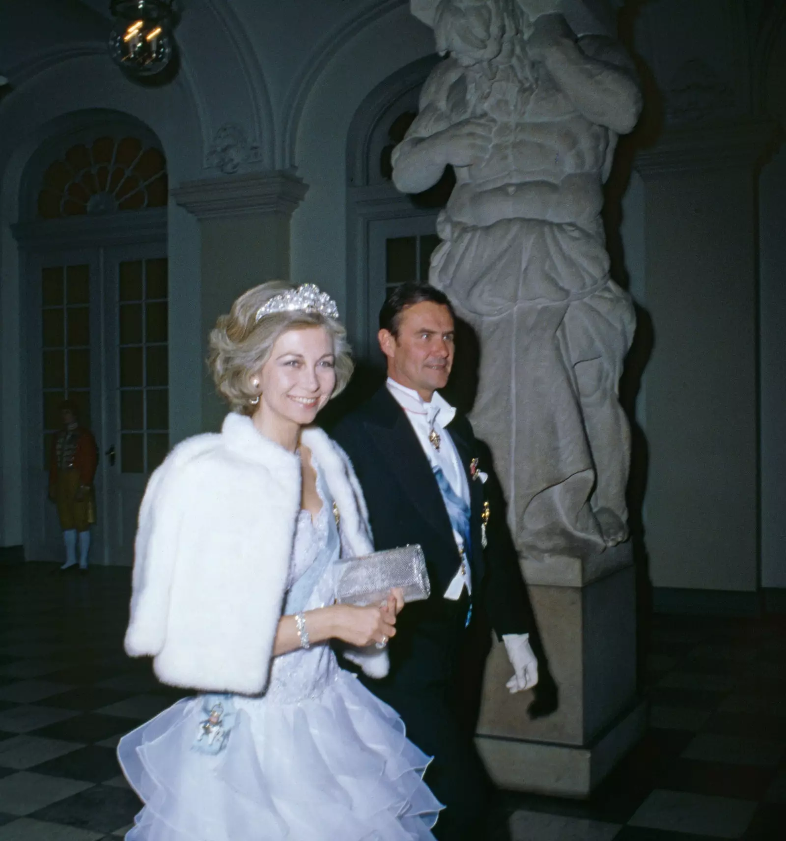 Кралица София и принц Хенри от Монпеза в Дания присъстват на официалната вечеря, състояла се през 1980 г. в двореца...