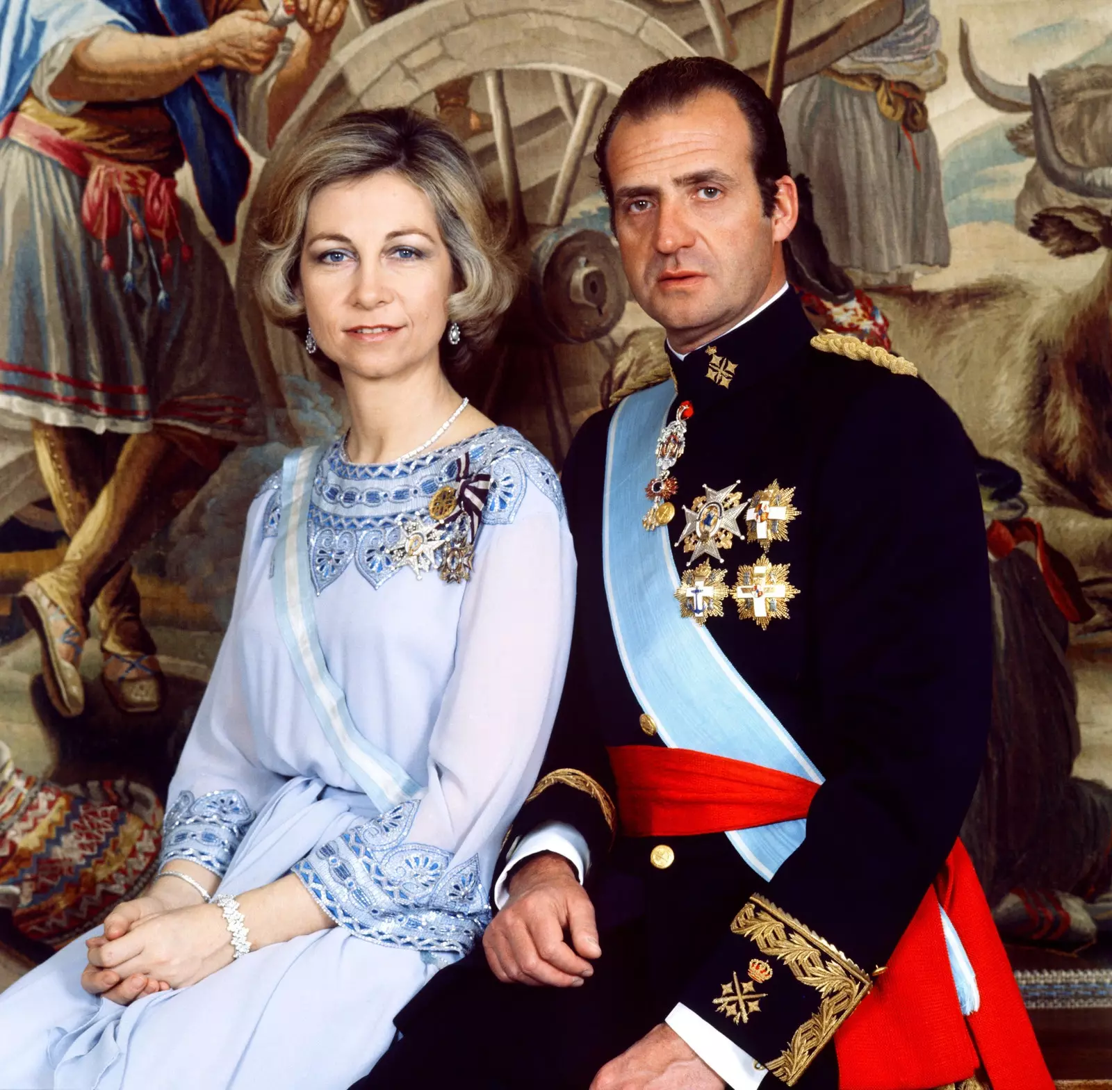 राजा जुआन कार्लोस और डोना सोफिया एक आधिकारिक चित्र में पोज देते हैं।