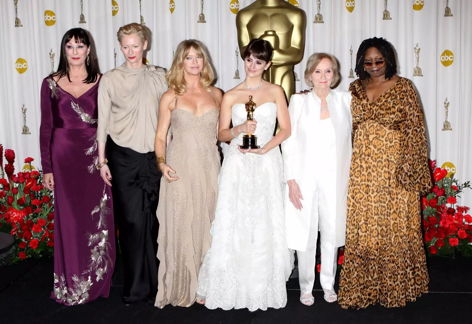 Hamwe na Angelica Huston Tilda Swinton Goldie Hawn Penlope Cruz hamwe na Oscar ye kuri 'Vicky Cristina Barcelona' na Whoopi ...