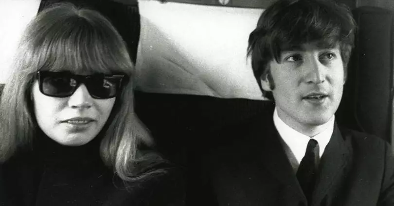 Astrid Kirchherr ug John Lennon sa set sa 'A Hard Day's Night' niadtong 1964.