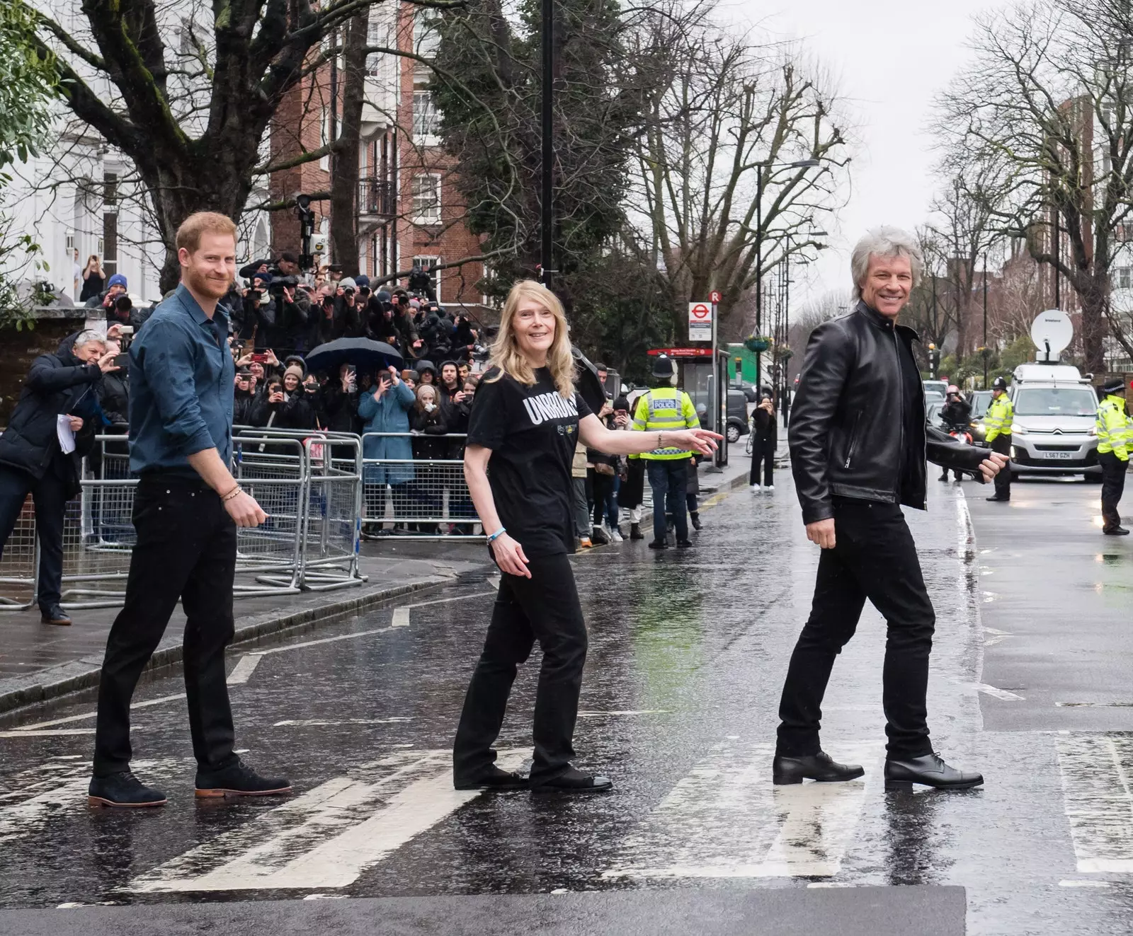 O príncipe Harry con Bon Jovi e dous membros da Fundación Invictus Games no mítico paso de cebra de Abbey Road.