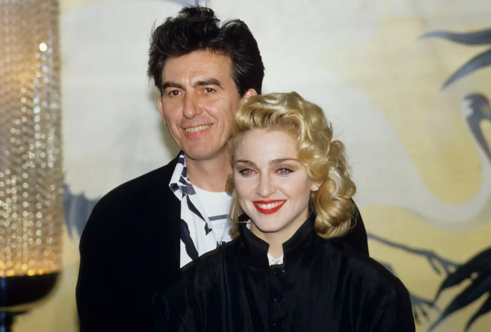 George Harrison e Madonna durante a coletiva de imprensa 'Shanghai Surprise' em Londres em 6 de março de 1986.