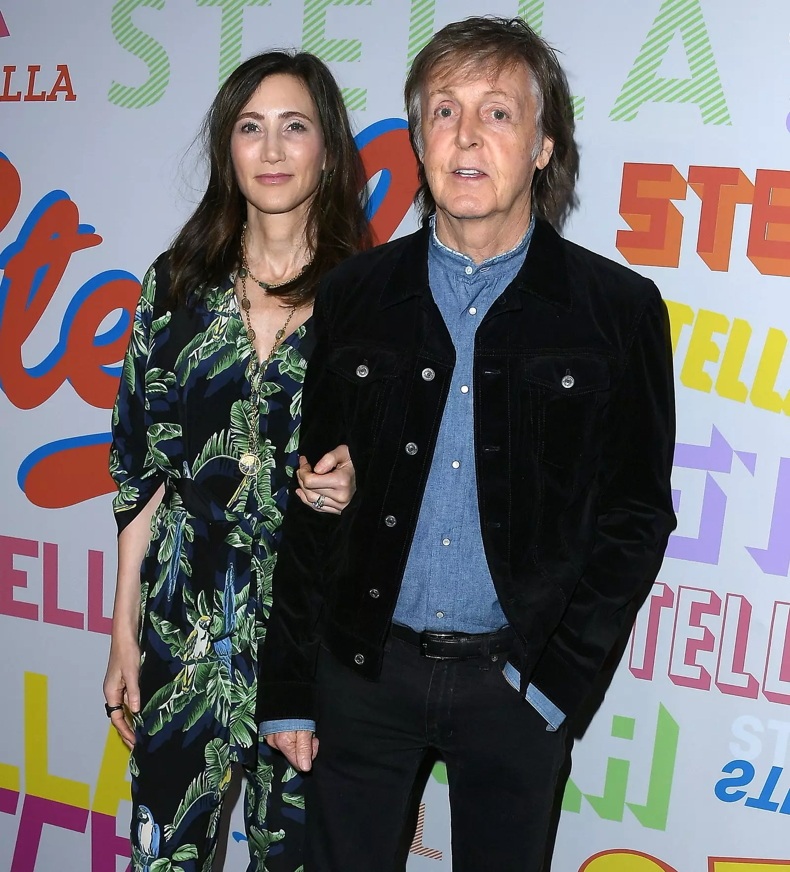 Nakalarawan si Paul McCartney noong 2018 kasama ang kanyang ikatlong asawa na si Nancy Shevell sa isang fashion show para sa kanilang anak na si Stella.