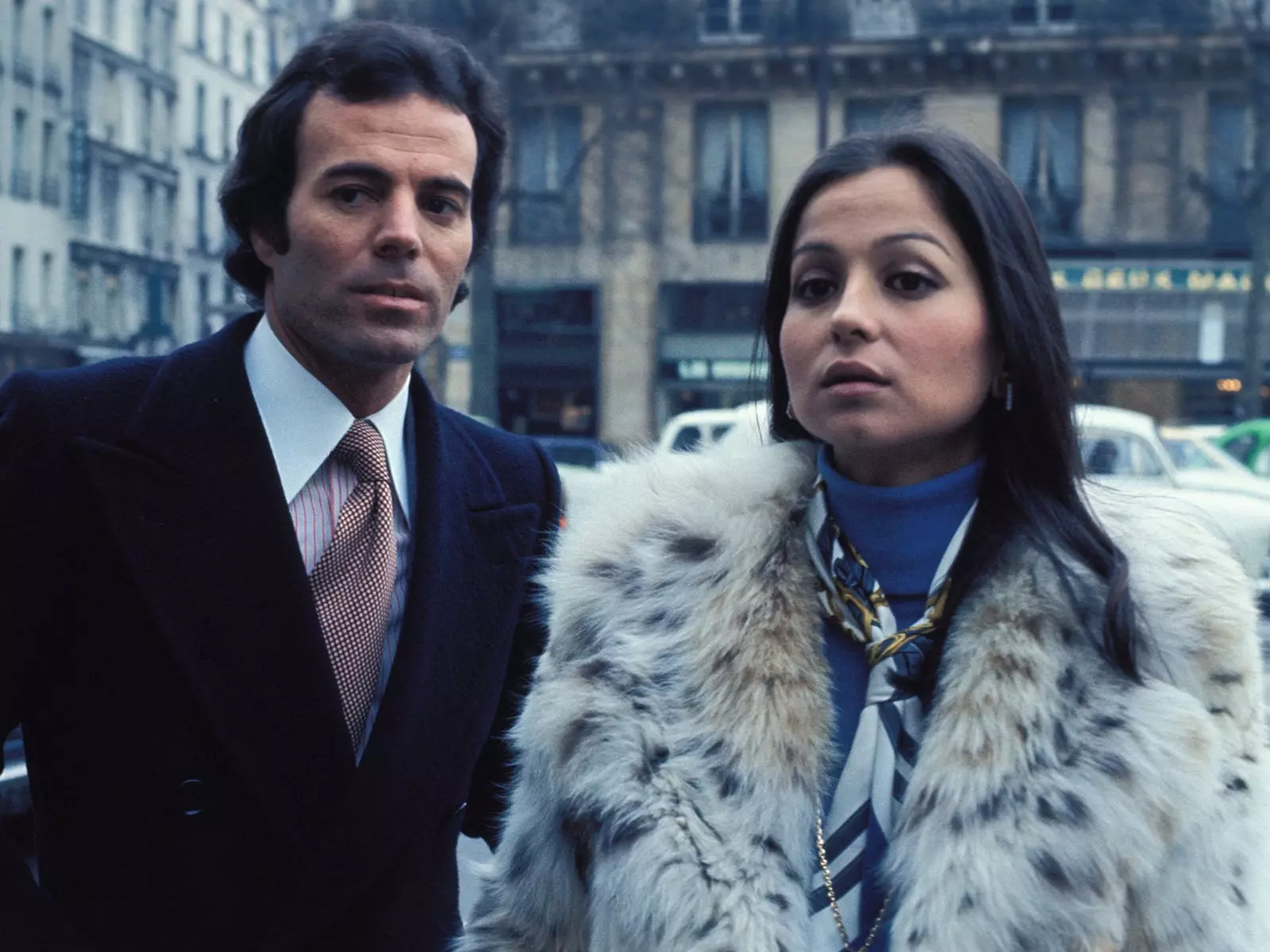 Julio Iglesias an Isabel Preysler an de Stroosse vu Madrid an de 70er.