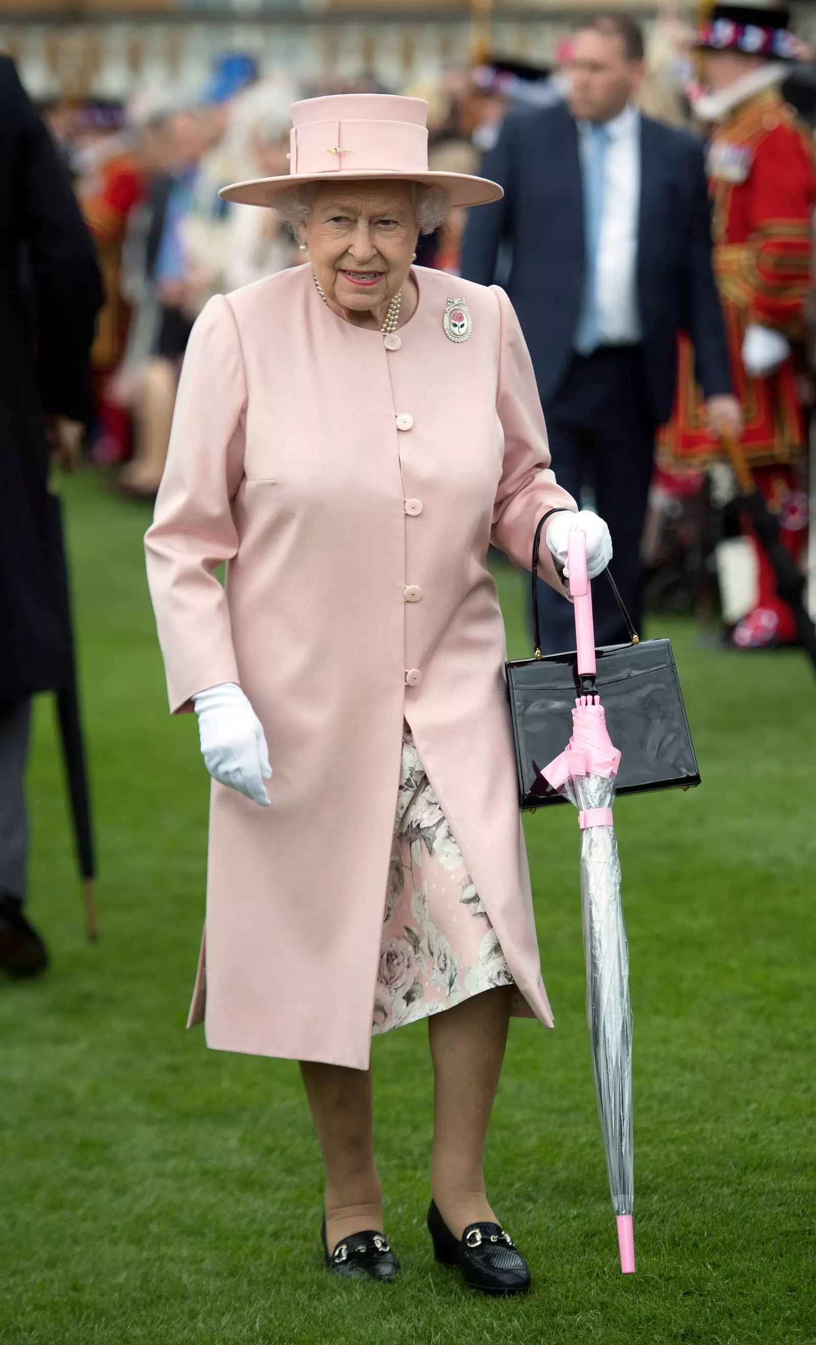 Umwamikazi Elizabeth II mu birori byo mu busitani ku ngoro ya Buckingham ku ya 16 Gicurasi 2017 i Londere mu Bwongereza.