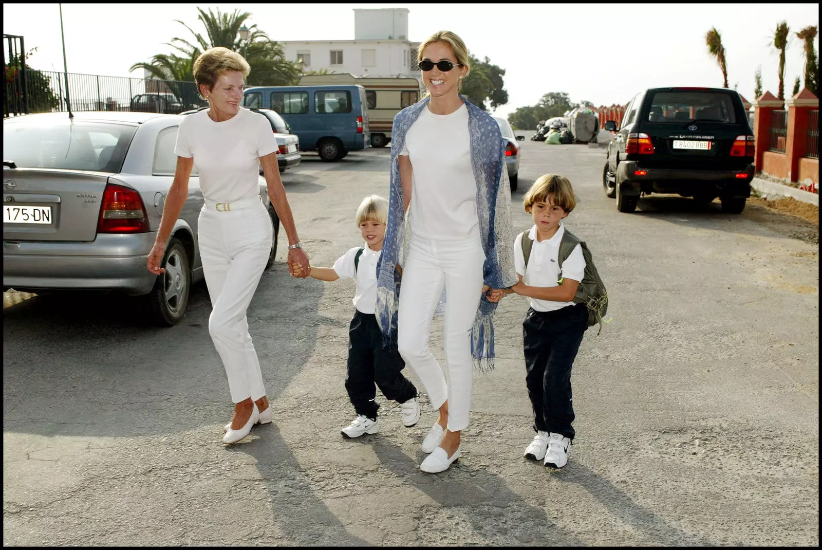 Miranda Rijnsburger met haar moeder Paula en haar kinderen Rodrigo en Miguel in Marbella in 2002.