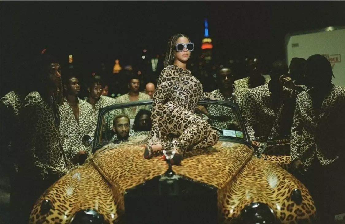 Beyoncé, hennes visuella album 'Black Is King' och Valentinos leopardlook 14698_2