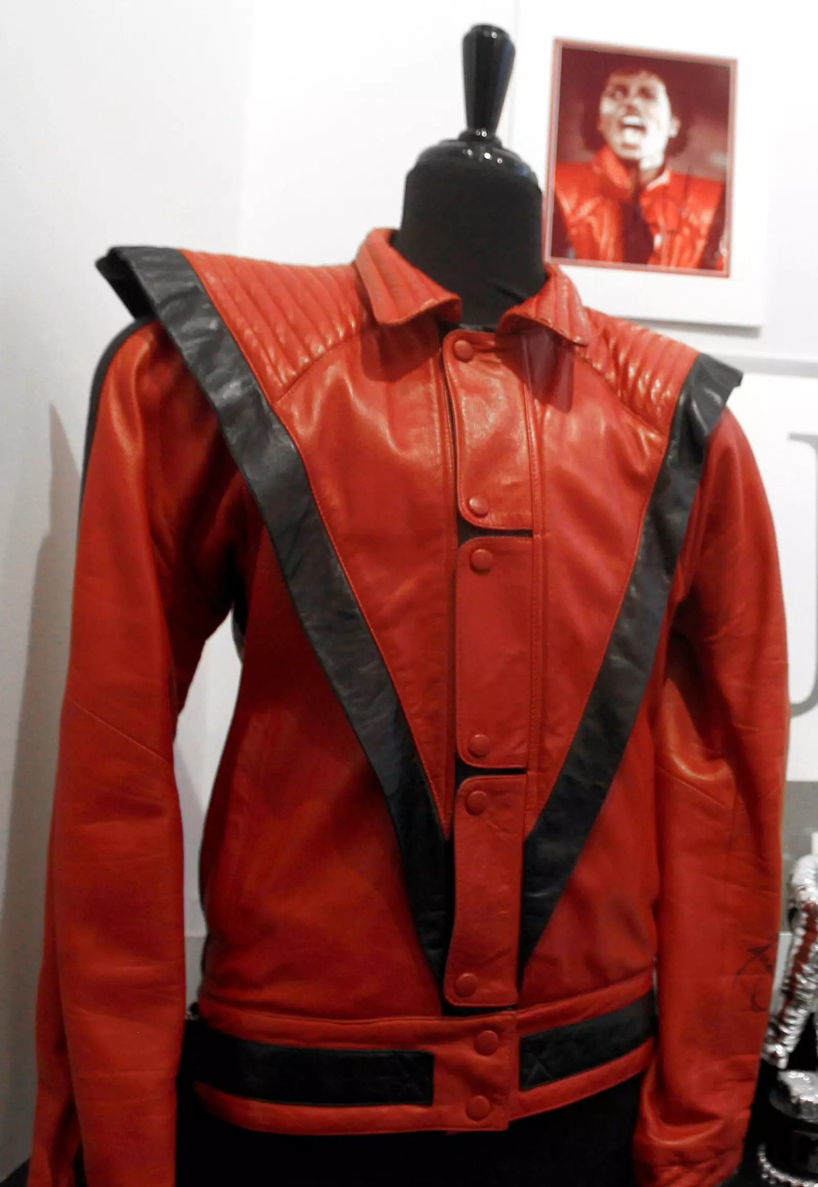 Áo khoác của Michael Jackson tại Julien's Auctions vào năm 2011.