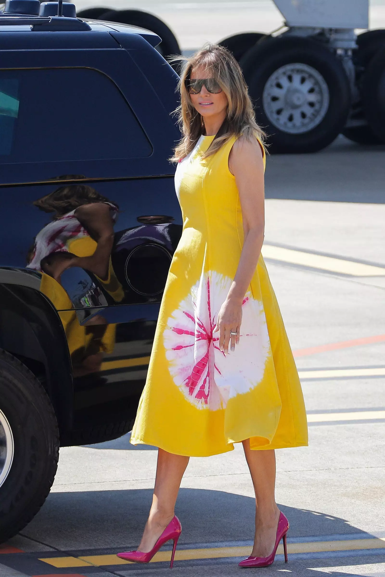 We Francji i na żółto Czy ostatnia sukienka Melanii jest prowokacją dla Macrona