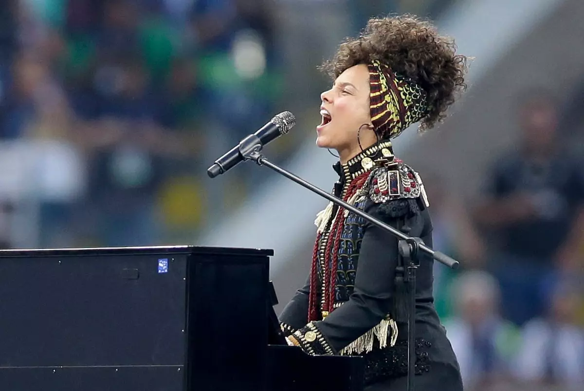 Alicia Keys intii lagu jiray bandhigeeda ka hor finalkii Champions League ee Milan.