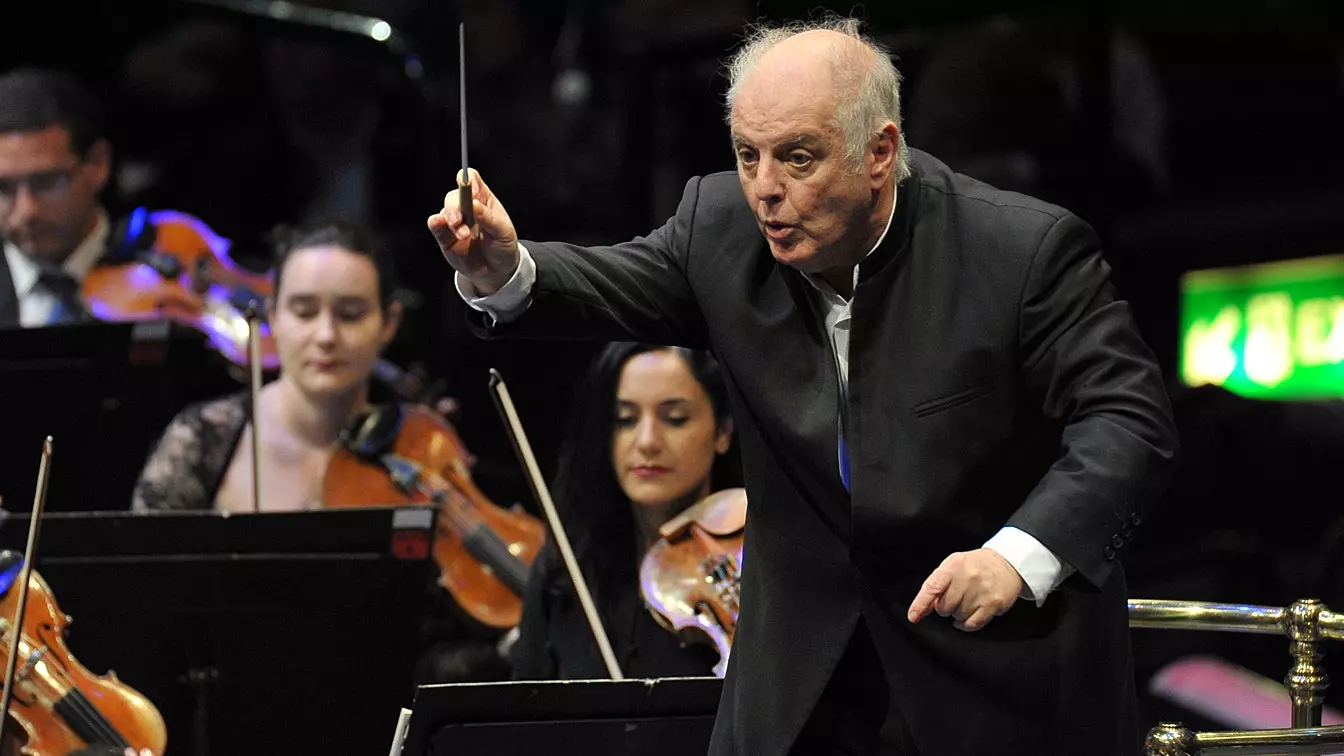 Daniel Barenboim pianis jeung konduktor.