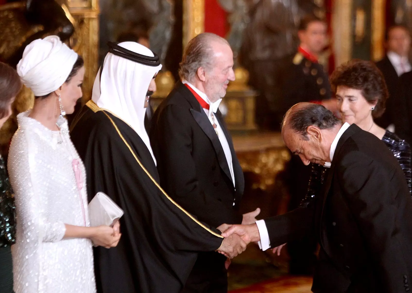 Emilio Botín trong một buổi tiệc chiêu đãi với các Sheikh của Qatar.