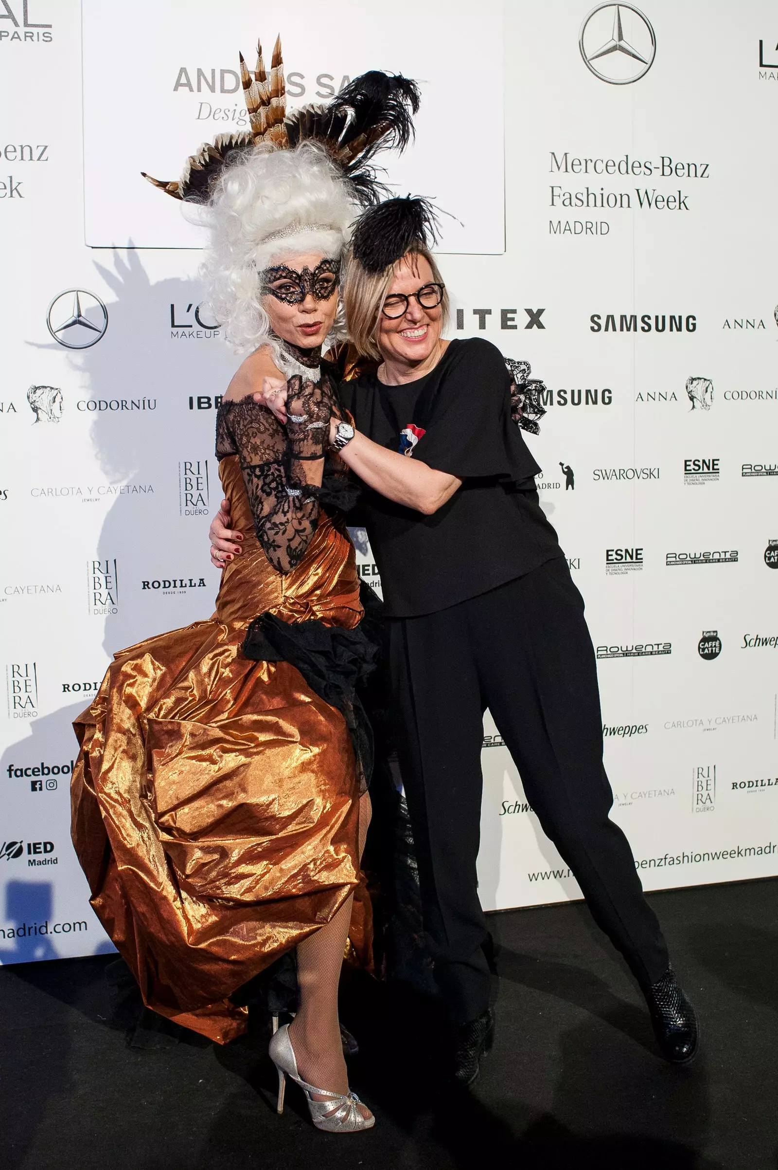 Victoria Abril 和 Nuria Sarda 在 2017 年马德里梅赛德斯奔驰时装周上。