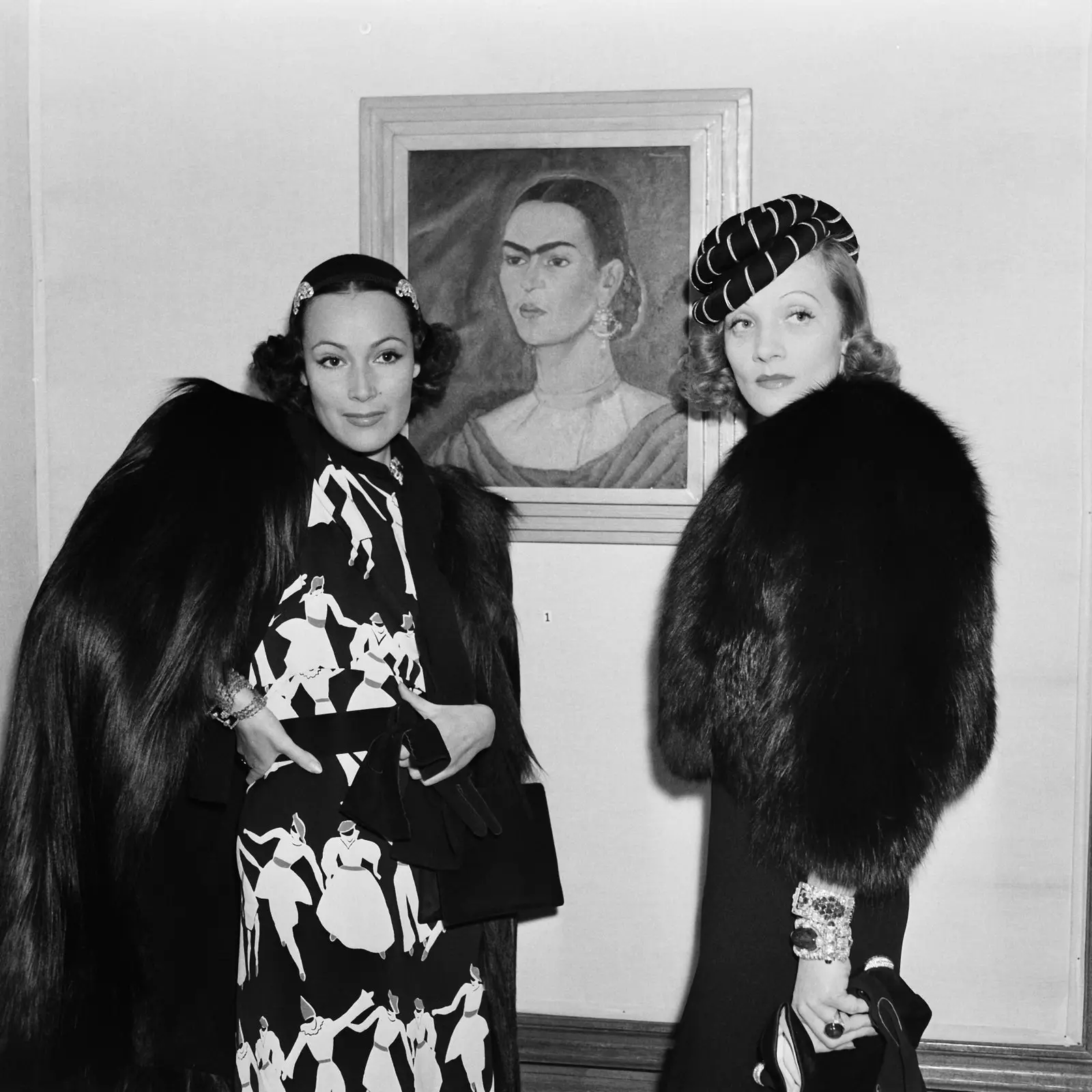 Dolores del Río iyo Marlene Dietrich oo ku yaal horteeda sawirka Frida Kahlo ee gallery Los Angeles 1940kii.