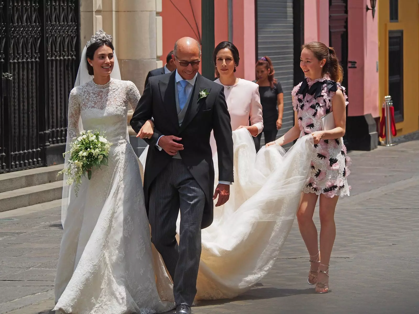 Alejandra de Hannover trägt an ihrem Hochzeitstag die Schleppe von Sassa de Osmas Hochzeitskleid.