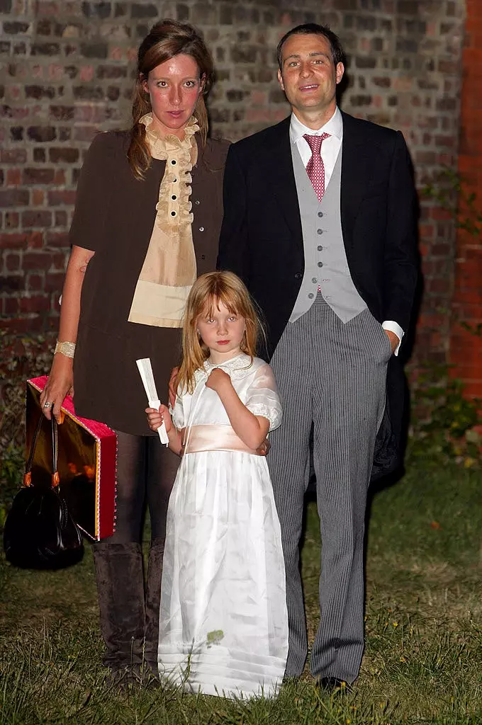 Kate Rothschild dan Ben Goldsmith dengan putri mereka Iris Annabel di pernikahan Lord Frederick Windsor 2009