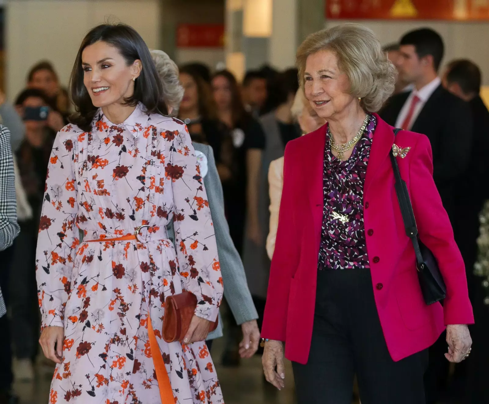 Kuningatar Letizia ja Doña Sofia esiintyvät yhdessä Infanta Pilar -kirpputorilla