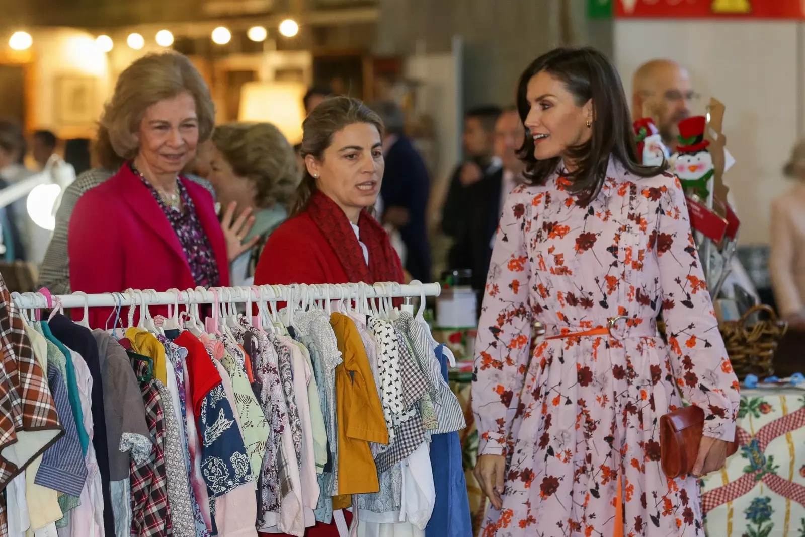 Ratu Letizia dan Doña Sofía tampil bersama di pasar loak Pilar Infanta