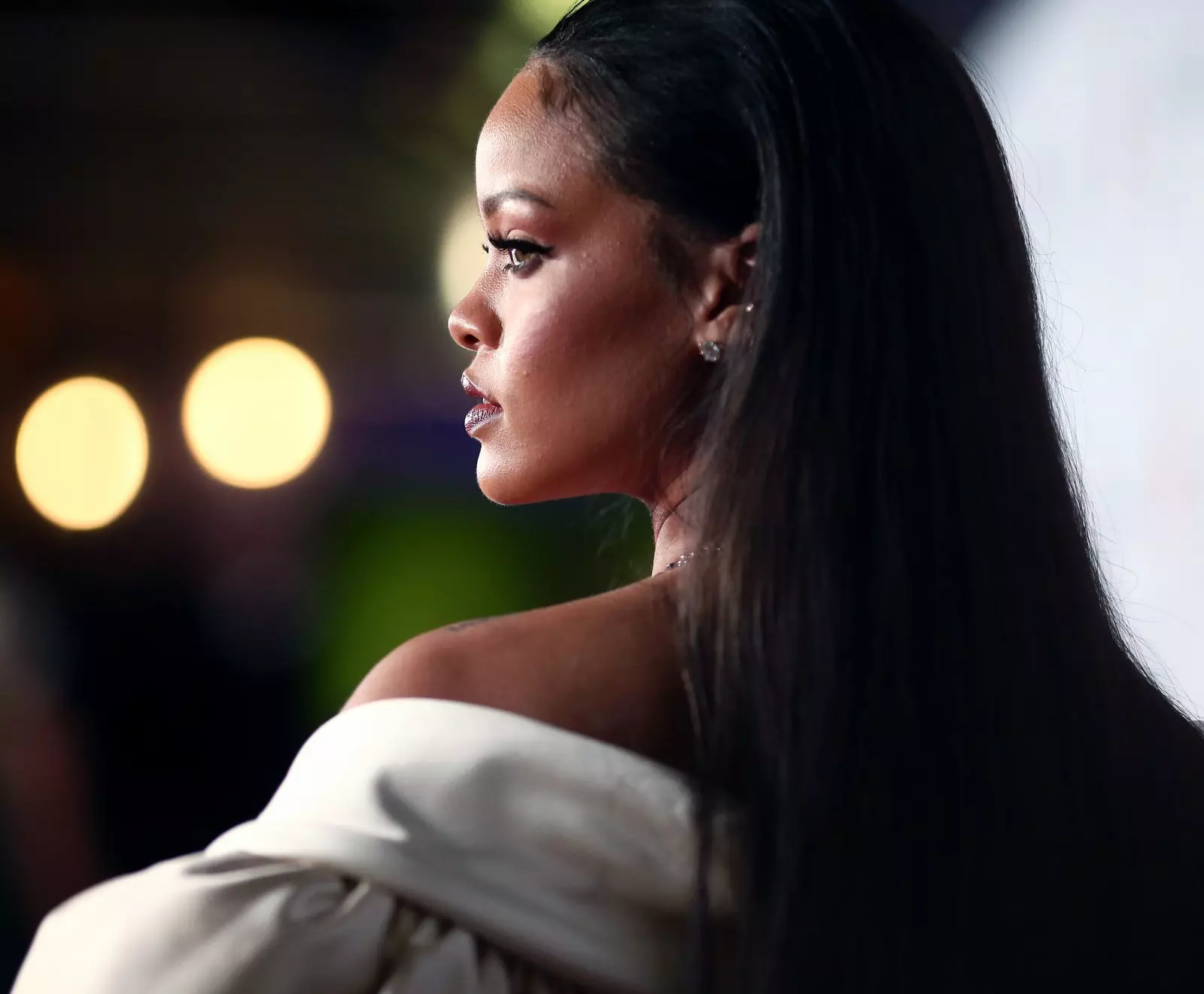 Rihanna gbagwojuru anya mgbe ọ chọtara nwa agbọghọ dị ka ya