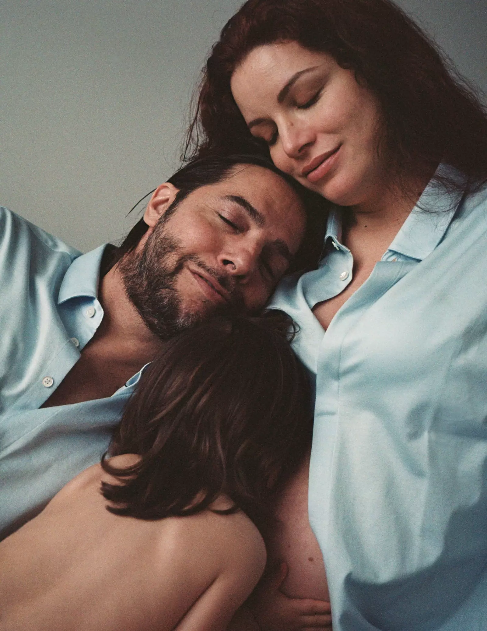 Joaquín et Mónica portent des chemises en coton et soie Emporio Armani. Stylisme Alba Melendo
