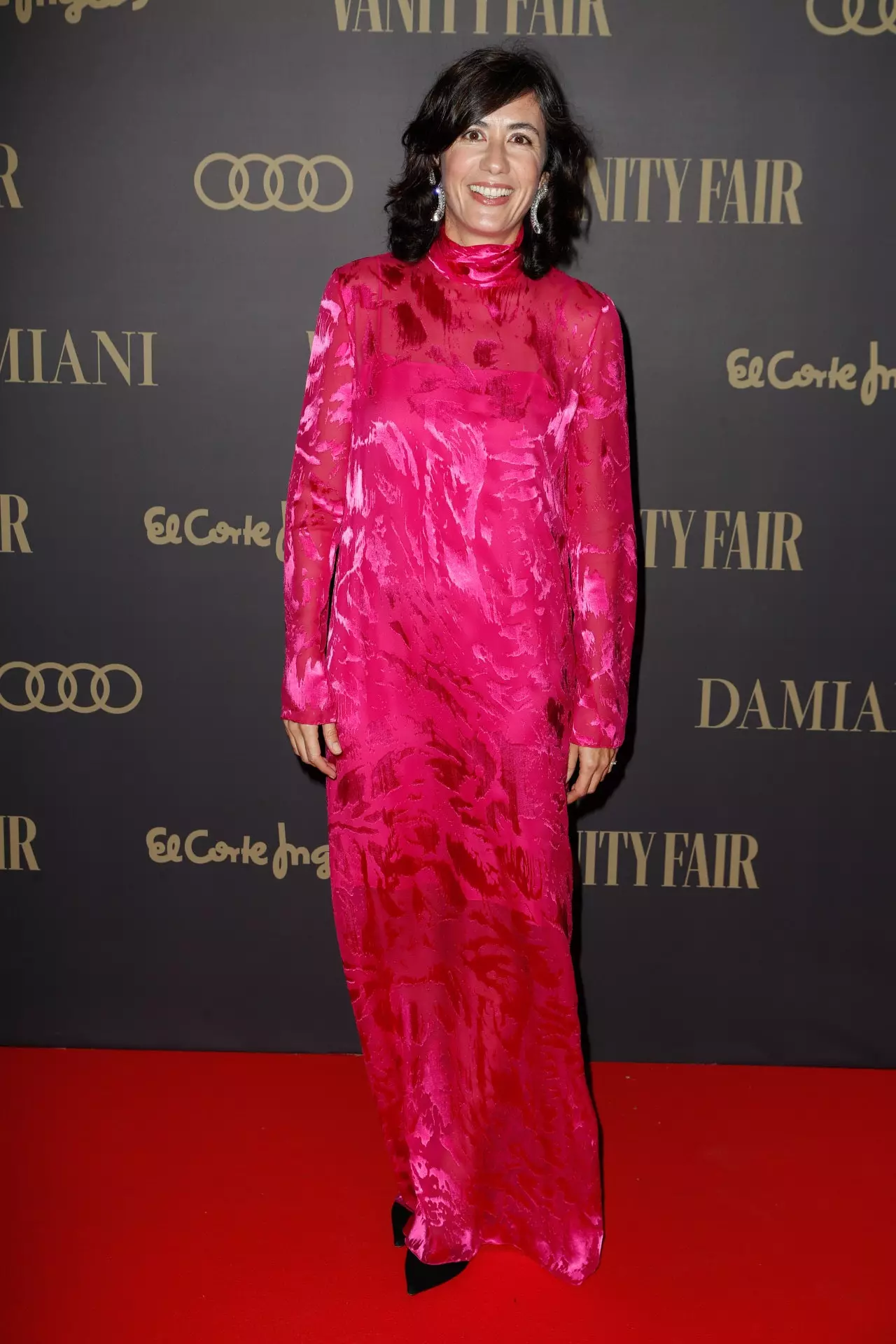 Carmen berbaris di karpet merah di Vanity Fair Person of the Year Awards.