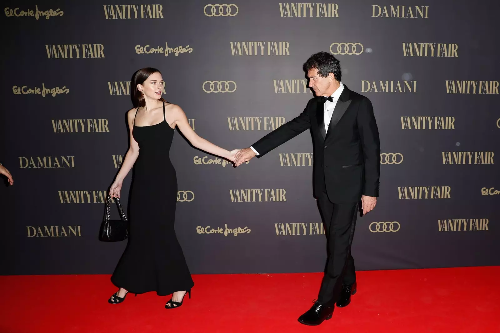 Stella del Carmen menemani ayahnya Antonio Banderas di upacara Penghargaan Vanity Fair Person of the Year 2019