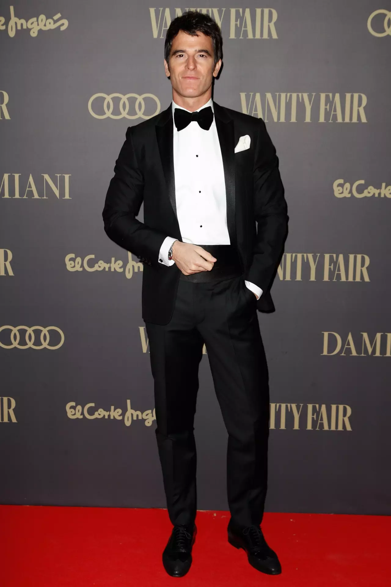 Aktor Alfonso Bassave dina karpét beureum dina Vanity Fair Person of the Year Awards.