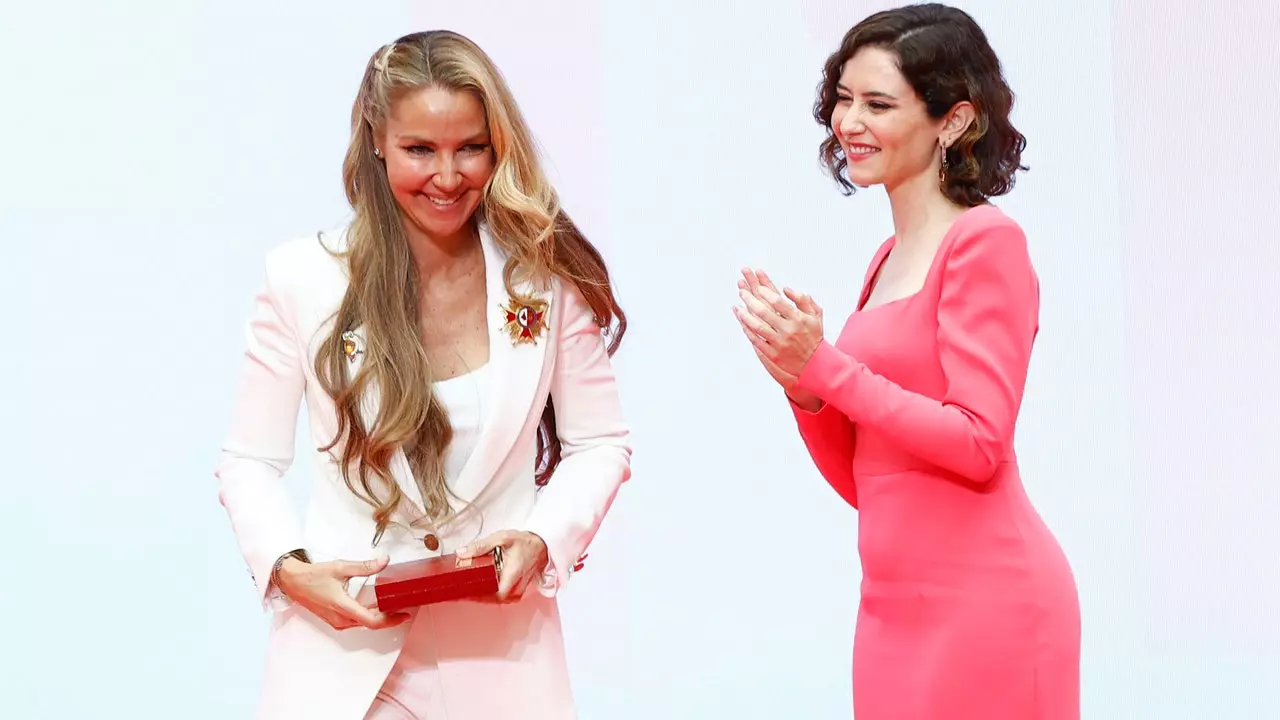 Аюсо Мадрид медальдарын жеткізеді: Хосе Андрессіз, бірақ Алисия Алкосер және апалы-сіңлілі Копловицпен бірге.