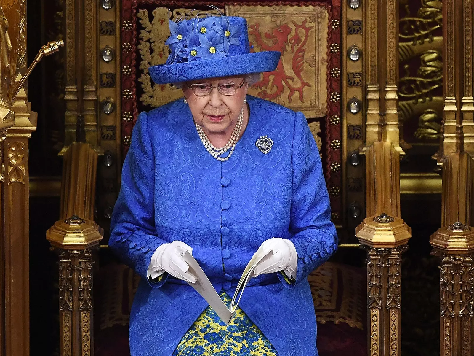 Elizabeth II memberi ucapannya hari ini di Parlimen.