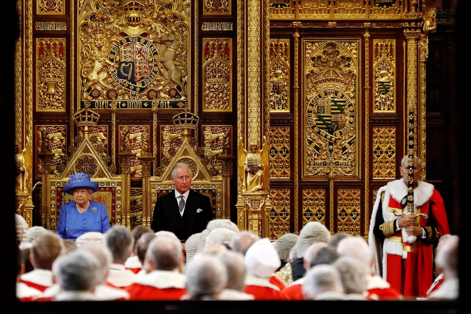 Dronningen og hendes søn Charles i Overhuset.