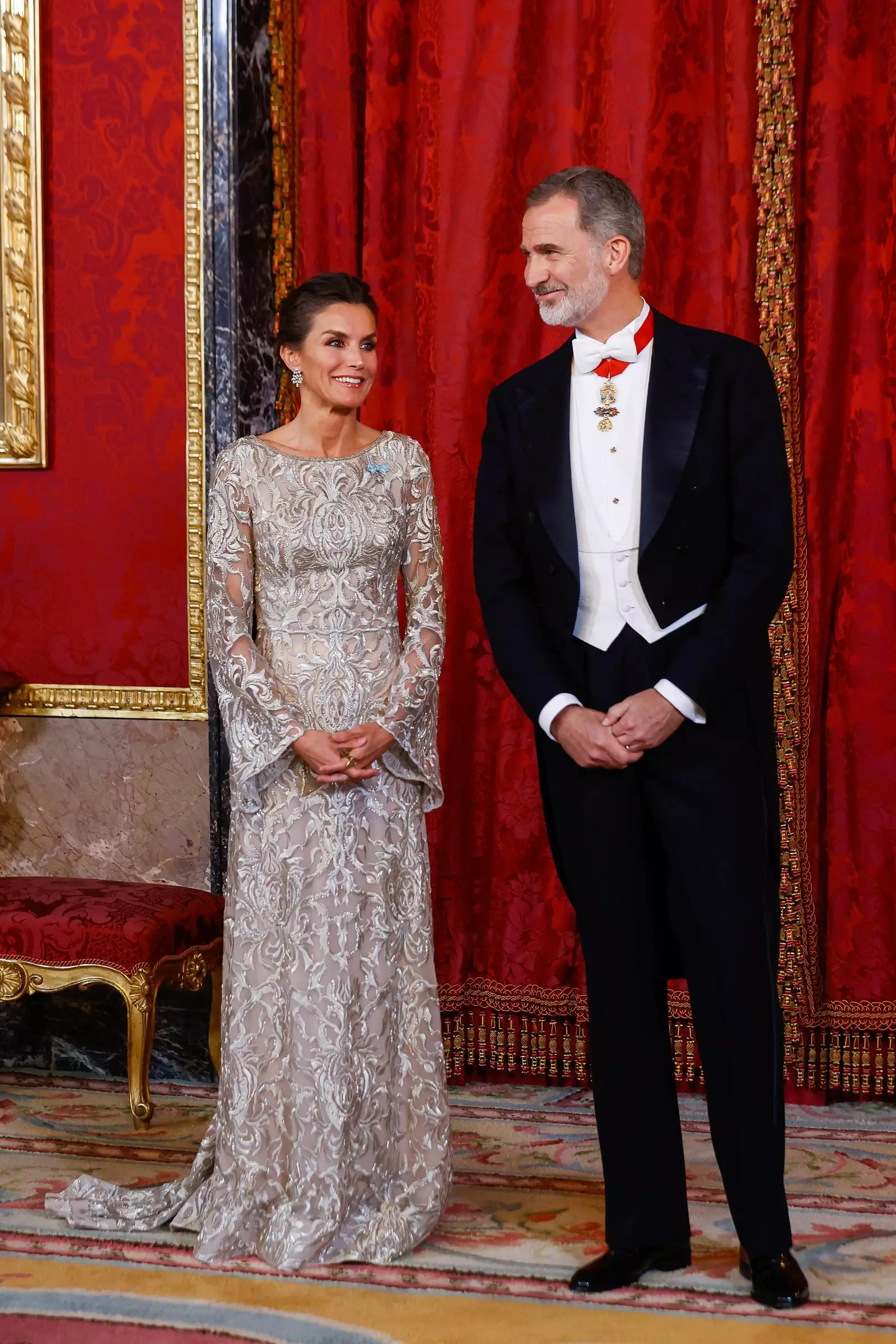 Pa gen tiara, men Letizia espektakilè avegle ak yon rad enspire Arab nan premye dine gala li nan ane a.