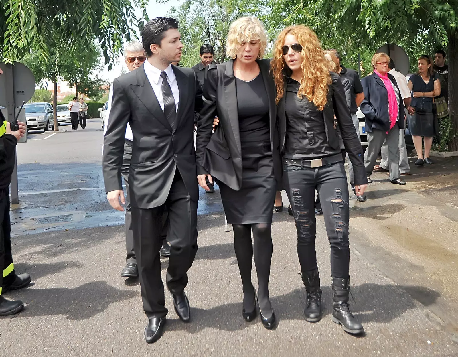 She, Barbara Rey, and his children at the funeral of Ángel Cristo.