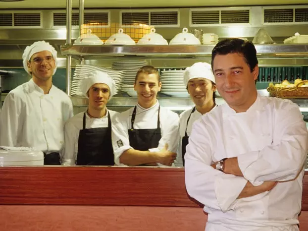 Joan Roca con il suo team nella cucina di El Celler de Can Roca