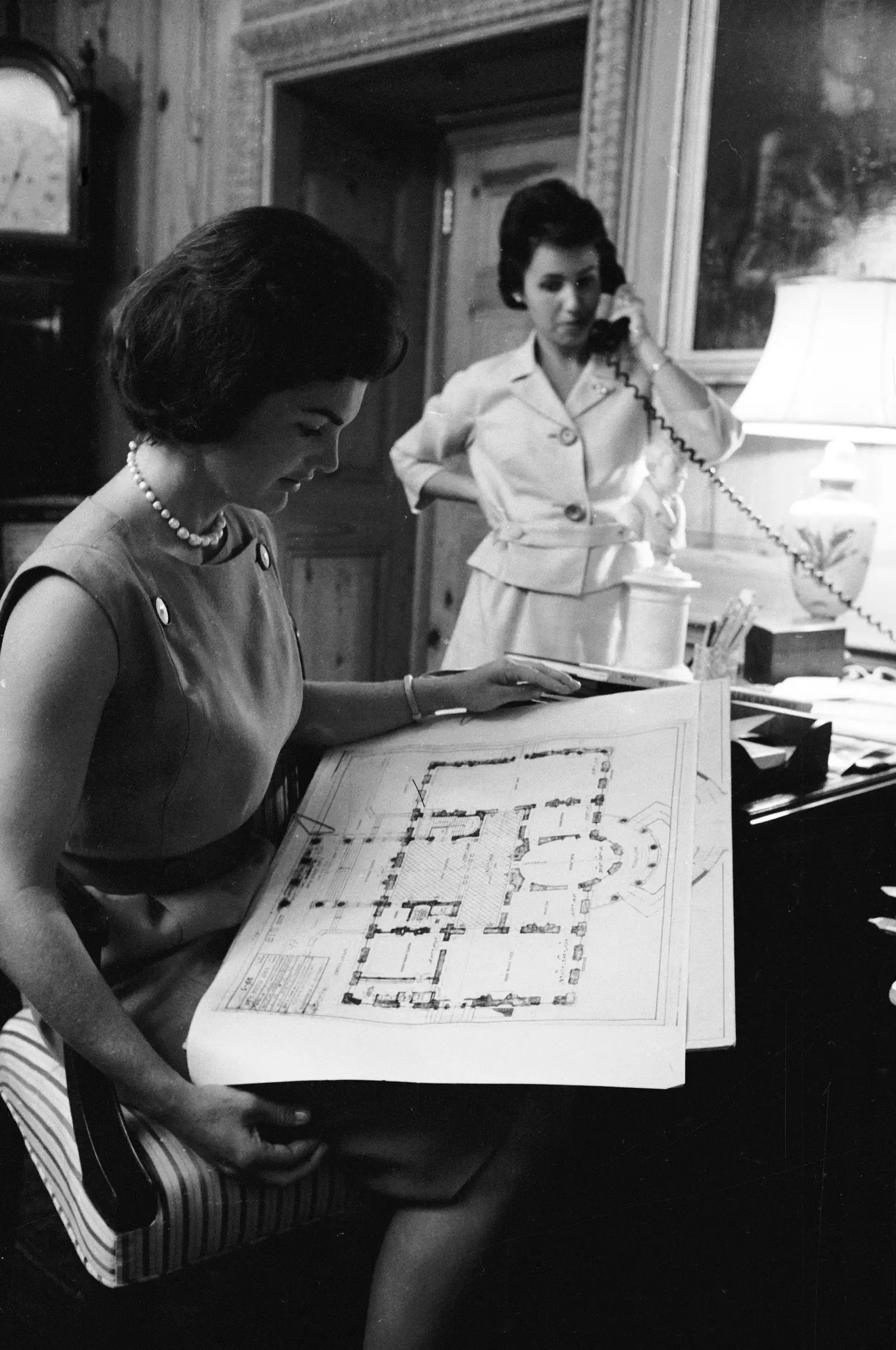 Jackie Kennedy berpartisipasi dalam dekorasi Gedung Putih.