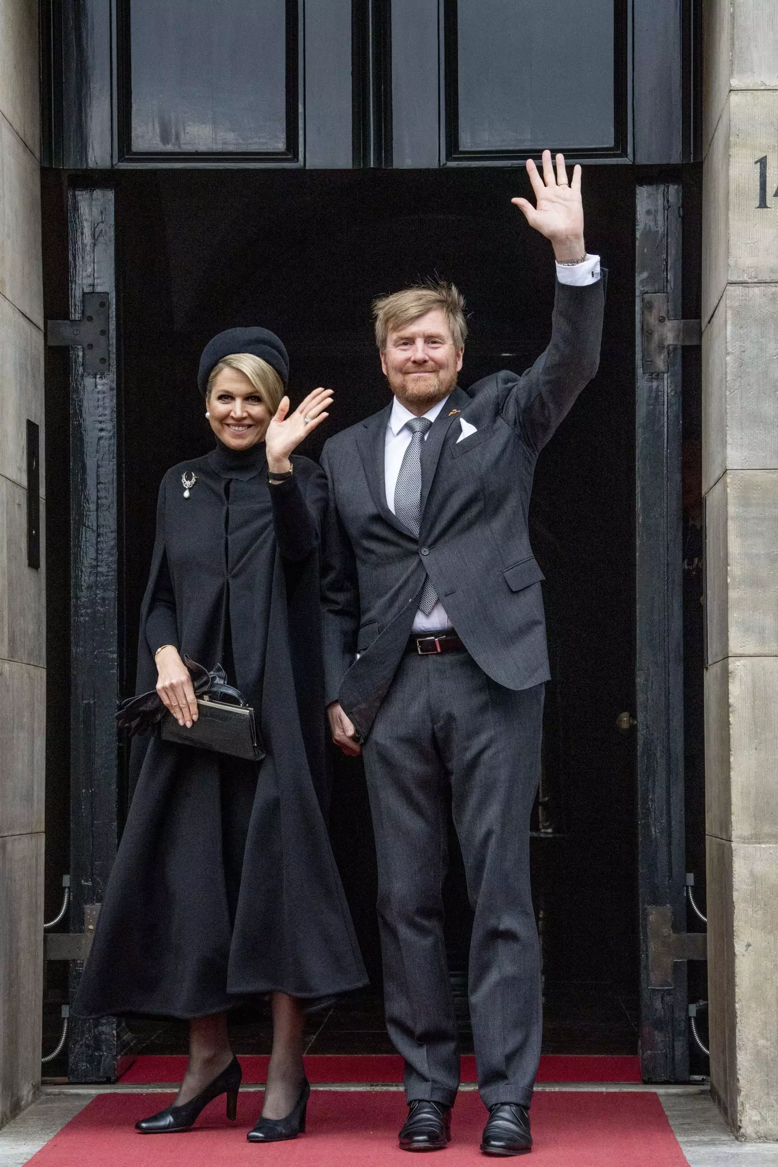 Η Mxima και ο William της Ολλανδίας χαιρετίζουν τους πολίτες της πλατείας Dan από το βασιλικό παλάτι που γιόρτασαν την Ημέρα του...