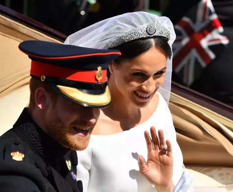 Meghan Markle ameshangazwa na vazi la kitambo lililoundwa na Clare Waight Keller na pazia lililofunika tiara yake kutoka ...