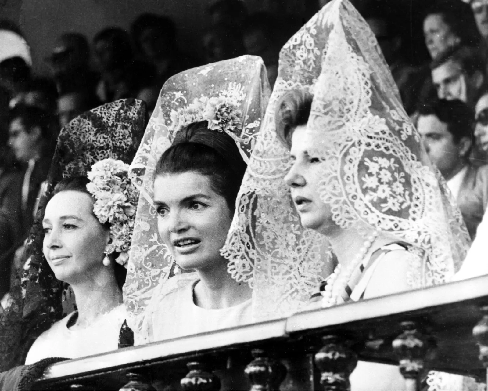 Jackie Jennedy con la duchessa d'Alba durante una corrida il 21 aprile 1966 a Siviglia.