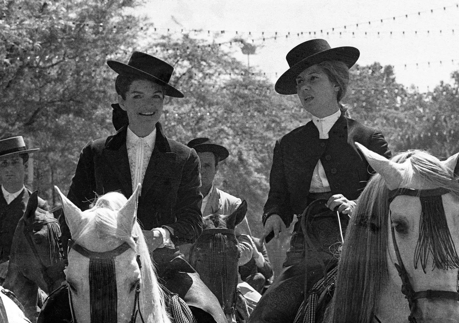 Jackie Kennedy และ Duchess of Alba บนหลังม้าในเซบียาเมื่อวันที่ 23 เมษายน 1966