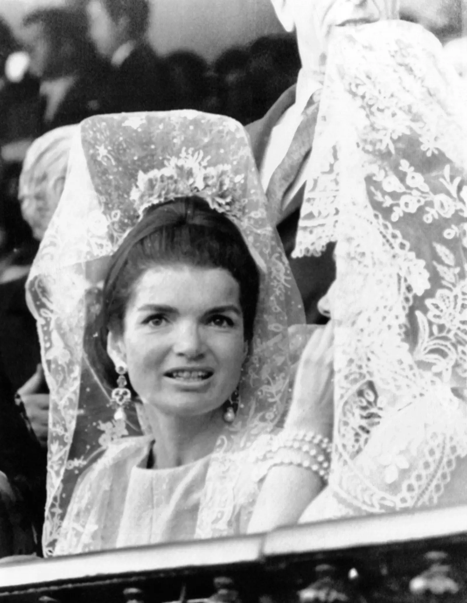 UJackie Kennedy egqoke i-mantilla ngesikhathi sokulwa nezinkunzi eSeville ngo-1966.