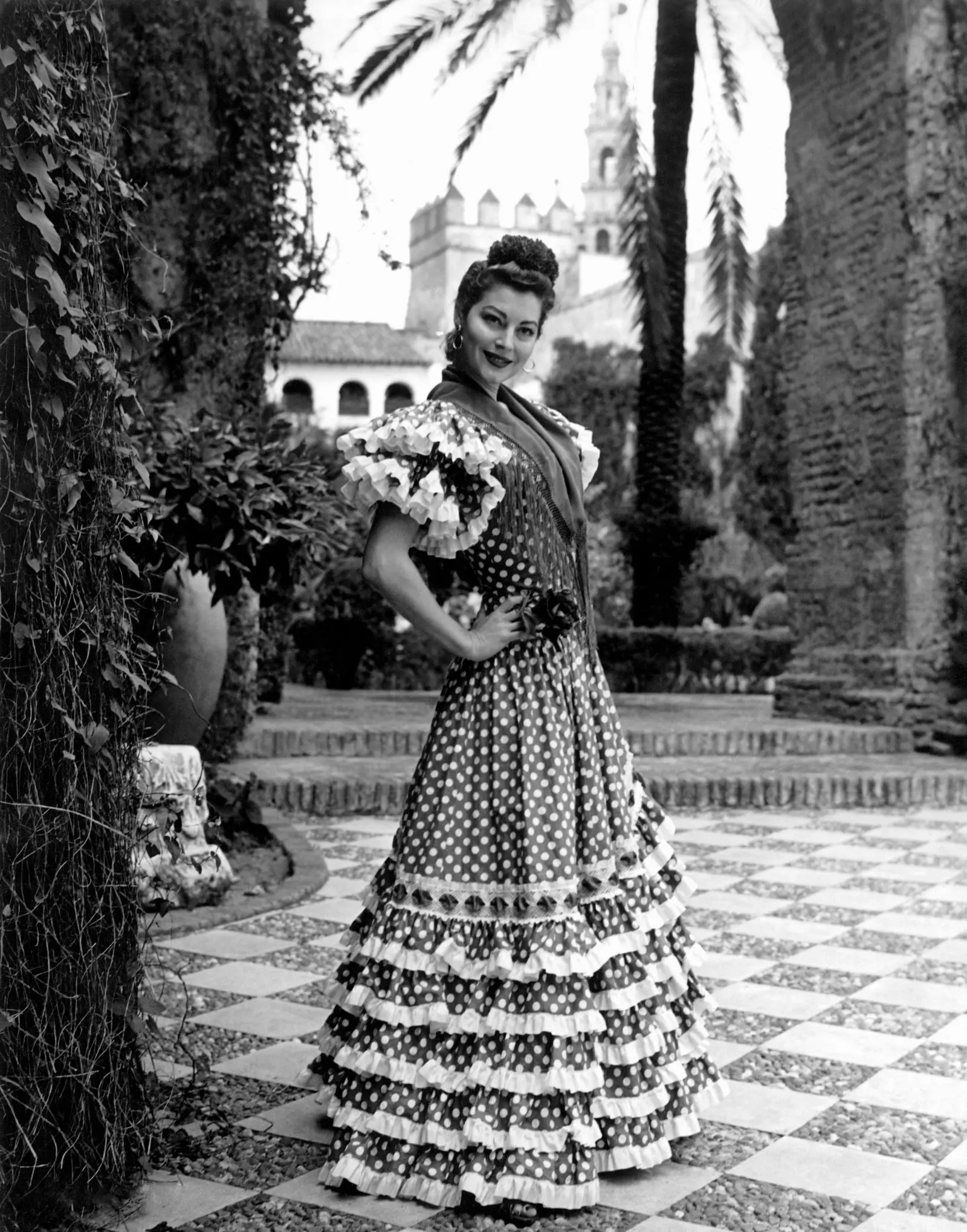 Ava Gardner Seville ۾ 1950 ۾ ورتل تصوير ۾ پوز ڪري ٿو.